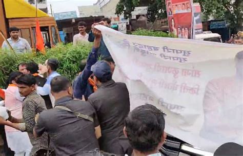 राज ठाकरेंच्या गाडीवर कुणी फेकल्या सुपाऱ्या मनसेसैनिक काय करत होते Photos