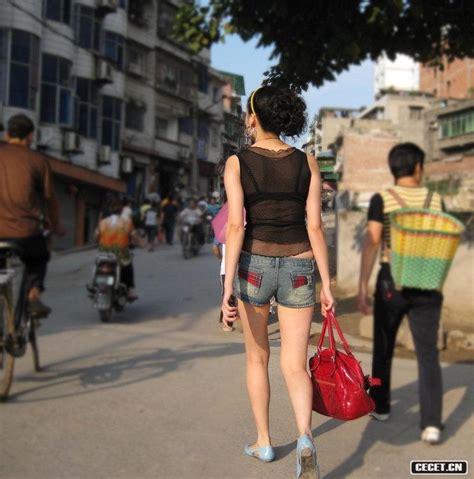 跟拍街边性感老板娘 中国娱乐资讯网cecetcn