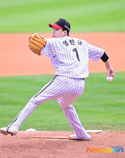 ‘51이닝 1자책 통산 Ps 첫 선발승 거둔 임찬규 준po 2차전 데일리 Mvp 손에 잡히는 뉴스 눈에 보이는 뉴스 뉴스엔