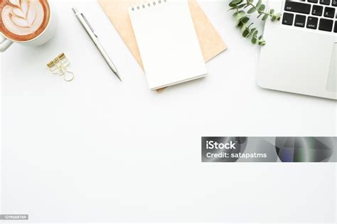 노트북 컴퓨터 커피 한 잔 및 용품이있는 흰색 미니멀 한 사무실 책상 테이블 복사 공간이있는 상단보기 평평한 평신도 개념에 대한 스톡 사진 및 기타 이미지 Istock