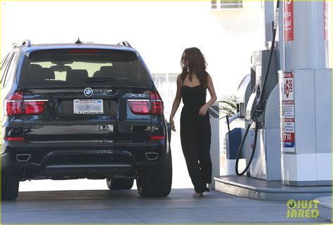 Photo Selena Gomez Rocks Black Jumpsuit At The Gas Station 05 Photo