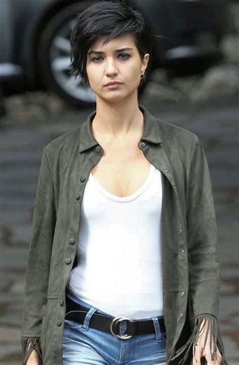 Tuba Büyüküstün Kısa Saç Modelleri Tesettür Giyim