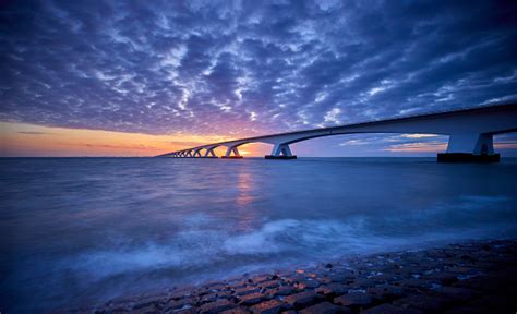 Zeeland Bridge 폭풍우가 치는 아름답고 극적인 일출 중 네덜란드 0명에 대한 스톡 사진 및 기타 이미지 0명 강