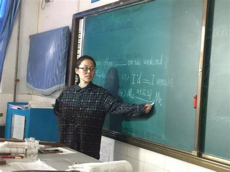 忍痛堅守三尺講台 左手書寫最美板書 每日頭條