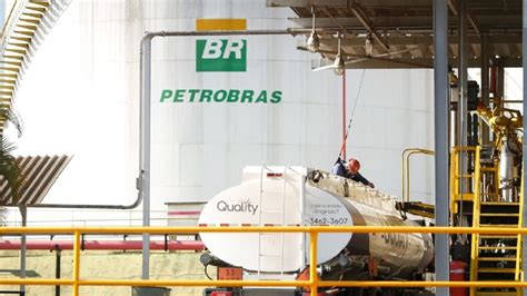 Petrobras Anuncia Que Não Repassa De Imediato Volatilidade Na Cotação