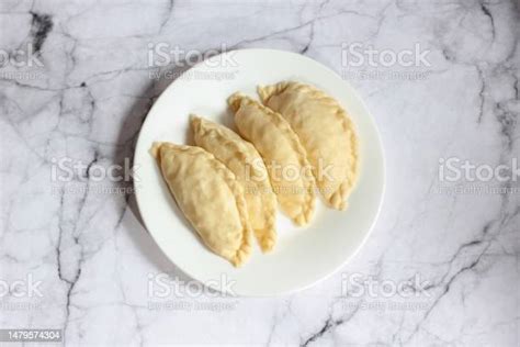 야채와 닭고기로 채워진 바로 요리 할 수있는 생 큐 파스텔 가득 찬에 대한 스톡 사진 및 기타 이미지 가득 찬 그릇