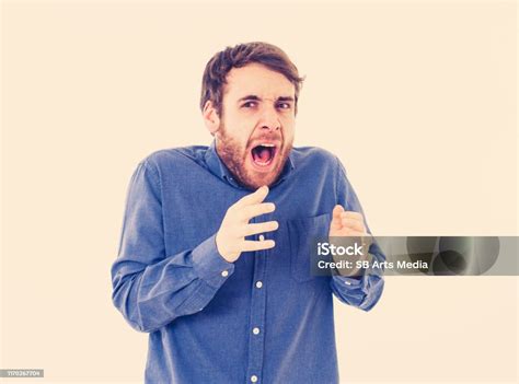 인간의 감정과 얼굴 표정 무서운 얼굴로 마비된 무서운 얼굴과 무서운 것을 바라보는 무서운 얼굴로 충격을 받은 젊은이의 초상화 흰색 배경에 격리 감정에 대한 스톡 사진 및