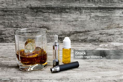 전자 담배와 회색 돌 배경에서 그것을 위해 액체 유리에 위스키 개성 개념에 대한 스톡 사진 및 기타 이미지 개성 개념