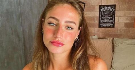 De biquíni Bruna Griphao impressiona ao exibir a barriga sarada
