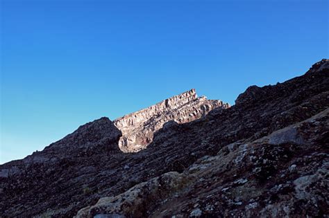 분화 발리 인도네시아 전에 분화구 가장자리에서 Stratovolcano 산 Agung의 상단에서 일출 보기 0명에 대한 스톡