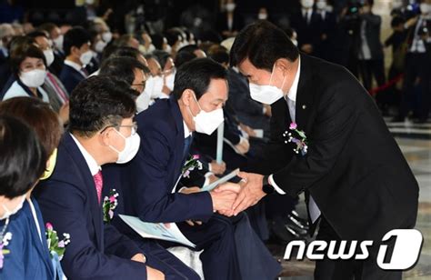 우상호 비대위원장과 인사하는 김진표 의장 뉴스1