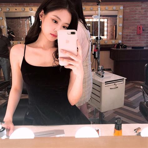 블랙핑크 제니 민소매 원피스로 뽐낸 섹시한 쇄골라인 Sns★컷