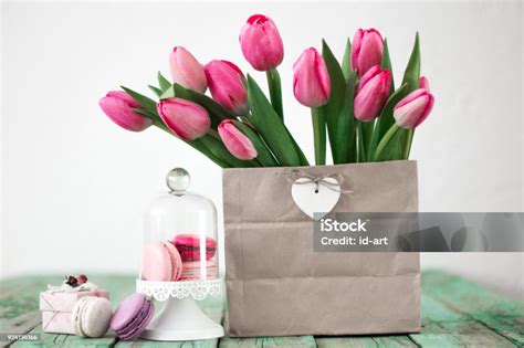 발렌타인의 날 개념입니다 심장 모양으로 아름 다운 튤립 꽃다발 가리기에 대한 스톡 사진 및 기타 이미지 가리기 공휴일