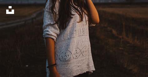 흰색 레이스 긴팔 셔츠를 입고 도로 옆에서 눈을 가리는 여자 사진 Unsplash의 무료 여자 이미지