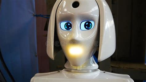 Un Robot Humanoide Hecho De Plástico Blanco Gira Sus Ojos Y Habla