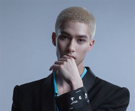 Mika Eks Into1 Mulai Karir Solo Lewat Album Bleached Star Jogja Fm