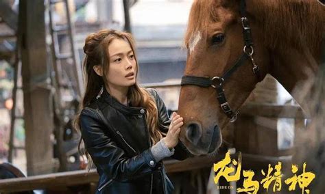 成龙新电影扑街 借刘浩存炒作父女情被骂 还被观众当面批评 大哥滤镜不好用了 宣传 网友 故事