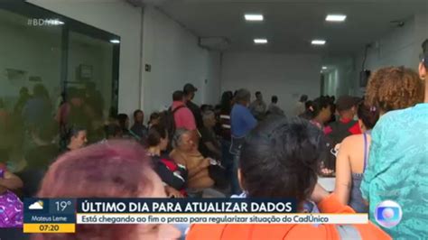 Vídeo Em BH centros da Prefeitura têm filas no último dia para