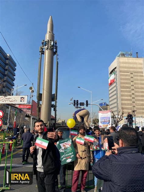 آخرین خبر عکس یادگاری راهپیمایان با موشک قیام