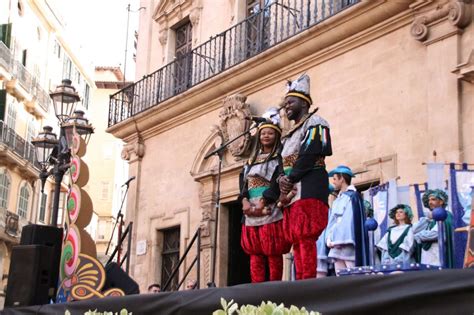 Los Pajes Reales recogen en Palma las cartas de los niños para los
