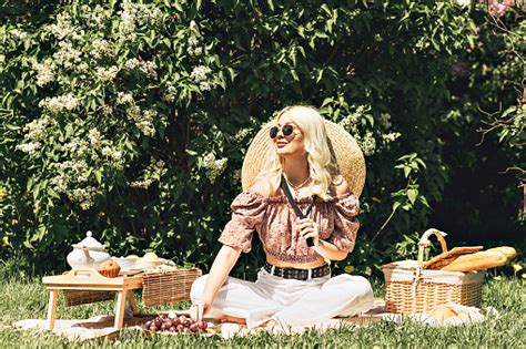 그녀의 손에 딸기를 들고있는 매력적인 예쁜 귀여운 금발 아가씨의 사진 야외 레크리에이션 여름 피크닉 20 24세에 대한 스톡