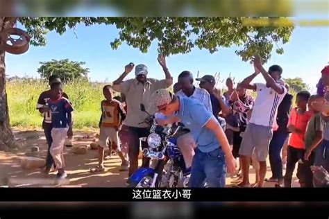 聪明的小伙在非洲开工厂，送厂长一辆摩托车，从此厂长像变了个人小伙摩托车
