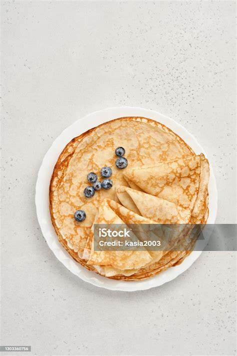 얇은 팬케이크 크레이프 또는 흰 접시에 열매를 곁들인 블리니 맨 위 보기입니다 팬케이크 주 슈로브타이드 텍스트 공간입니다 Maslenitsa에 대한 스톡 사진 및 기타