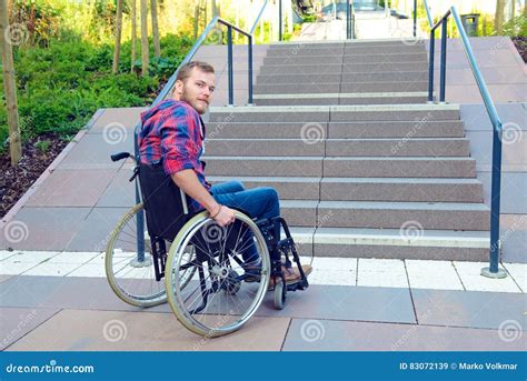 Behinderter Mann Im Rollstuhl Vor Treppe Stockbild Bild Von Hintergrund Paralyse 83072139