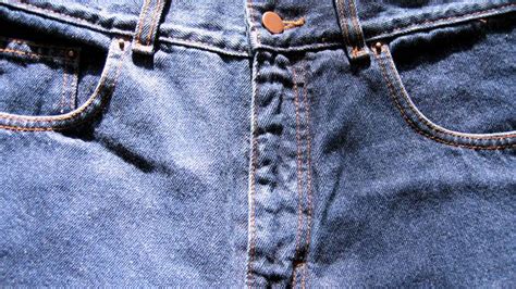 Man Trekt Broek Naar Beneden En Laat Geslachtsdeel Zien Aan Meisje In