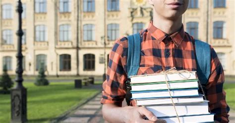 Вступати до коледжу чи просиджувати штани в школі Мережу сколихнула нова дискусія про 10 11