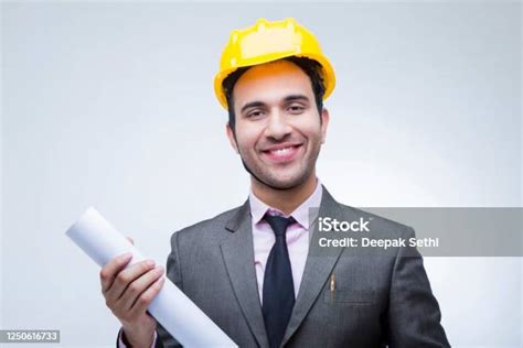 흰색 배경 스톡 사진에 헬멧을 착용한 남자 산업 엔지니어 안전모에 대한 스톡 사진 및 기타 이미지 안전모 인도 민족 인도