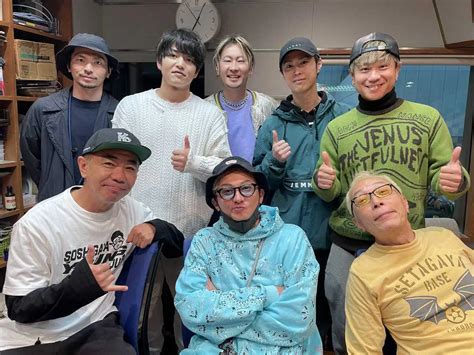 Da Pumpの新曲「サンライズ・ ムーン～宇宙に行こう～」に参加した（前列左から）木梨憲武、issa、所ジョージ、（後列同）u－yeah