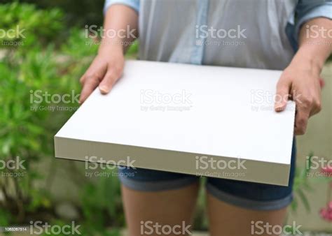 피자 배달 여자 피자 상자를 들고입니다 텍스트를 위한 공간입니다 레스토랑에 대한 스톡 사진 및 기타 이미지 레스토랑 문자