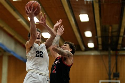 Mens Basketball Loses Steam In Second Half Falls To Peninsula