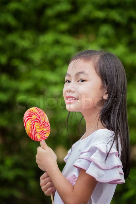 niedliche kleine Mädchen essen einen Lutscher Stock Bild Colourbox