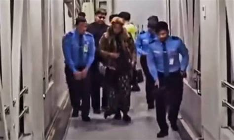 Cium Tangan Dan Kawal Habib Bahar Usai Turun Dari Pesawat 3 Petugas