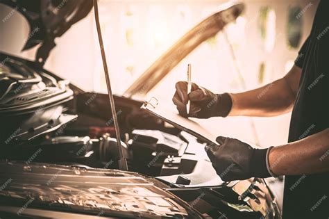 Mecánico De Automóviles Que Usa La Lista De Verificación Después De