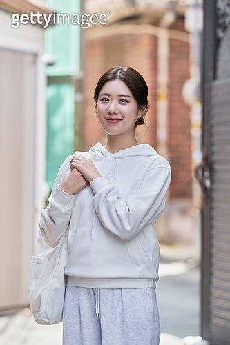 청년 성인 취업준비생 희망 컨셉 20대 청년 청년여자 성인여자 대학생 이미지 Jv13513910