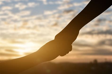 도움의 손길을 주는 실루엣 희망과 일몰 배경을 통해 서로를 지원 닿음에 대한 스톡 사진 및 기타 이미지 닿음 원조 지원