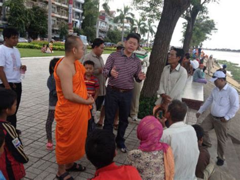 អភិបាល ខណ្ឌដូនពេញដឹកនាំមន្ដ្រី ព្រះសង្ឃ និងក្រុមយុវជន ដើររើស សំរាម និងលាងសំអាតច្រាំងទន្លេ