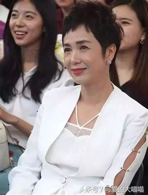48歲蔣雯麗近照，拒絕打針嚴重衰老，網友：女人就該優雅老去 每日頭條