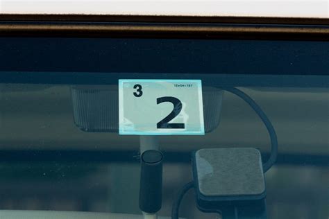 車検ステッカーの貼り方とは？貼付け位置や再発行の方法を解説 乗り方選べるカーリースはjoycal