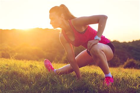 야외에서 실행 하기 전에 일몰에 그녀의 근육을 스트레칭 하는 젊은 여자 건강한 생활방식에 대한 스톡 사진 및 기타 이미지 건강한 생활방식 결심 공원 Istock