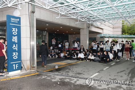 박원순 시신 안치된 서울대병원 장례식장 앞 몰려든 취재진 연합뉴스
