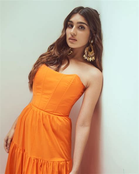 Yukti Thareja ముసిముసి నవ్వులతో మాయ చేస్తున్న యుక్తి తరేజా Namasthe Telangana