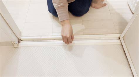 お風呂場の「ドアレール」にこびりついた“黒っぽいカビ汚れ”を洗剤なしでごっそり落とす掃除術！