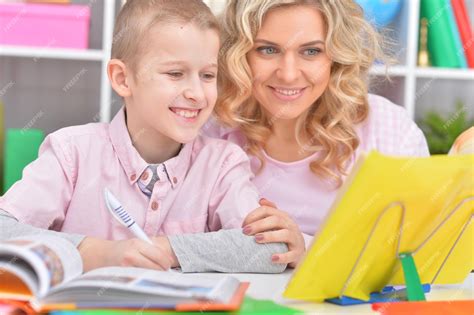Maman Et Son Fils Font Des Cours Photo Premium