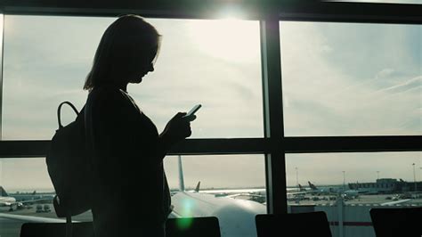 항상 온라인 큰 창 근처 터미널 공항에서 스마트폰을 사용 하 여 여자의 실루엣 검은색에 대한 스톡 사진 및 기타 이미지 검은