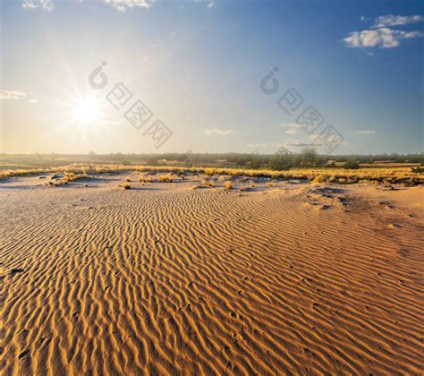 炎热的夏季沙质沙漠景观在日落图片 包图网企业站
