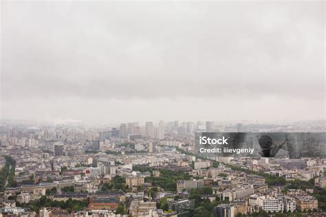 높이에서 파리의 거리의 보기 유럽 여행 프랑스의 관광 명소입니다 흐린 파리입니다 하늘에 구름입니다 거리에 대한 스톡 사진 및